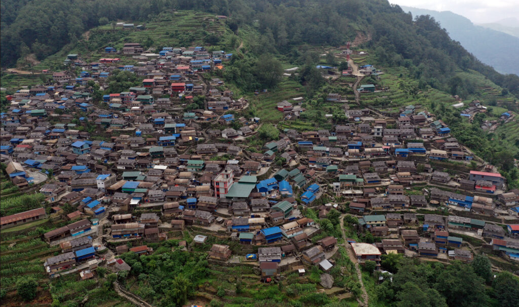 अघिअघि पहिरो, पछिपछि डोजरमा पालिका अध्यक्ष :: NepalPlus